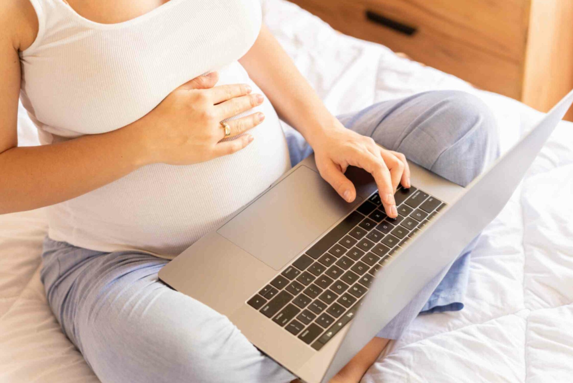 How to Write a Maternity Leave Request for Office (5 Email Samples)